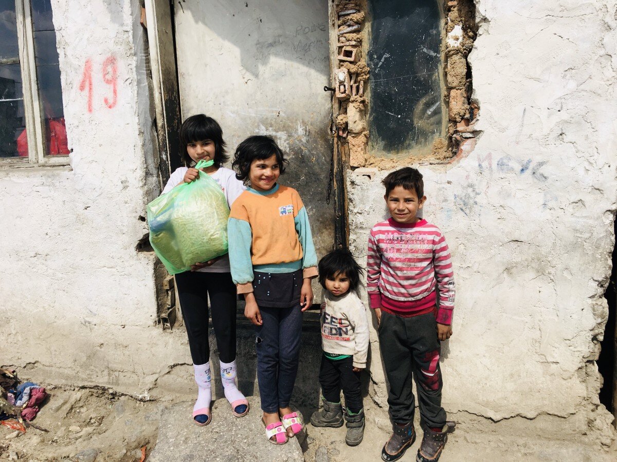 Thousands of people received food and supplies in the Bulgarian slum ...